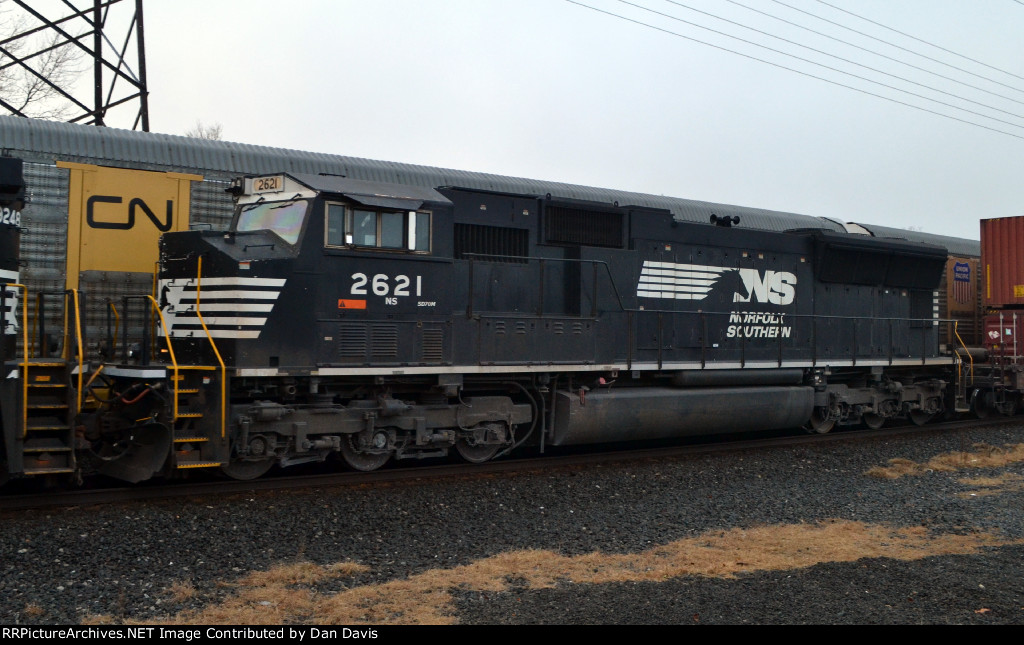 NS SD70M 2621 trails on 22V